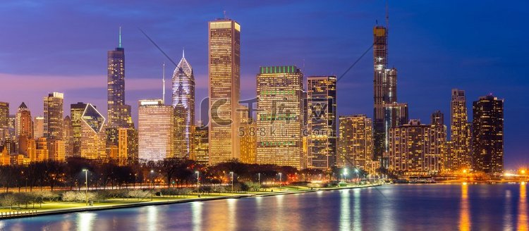 芝加哥市中心的全景，城市景观的天际线和摩天大楼，在美国伊利诺伊州的芝加哥，有着密歇根湖的日落。高清摄影大图-千库网