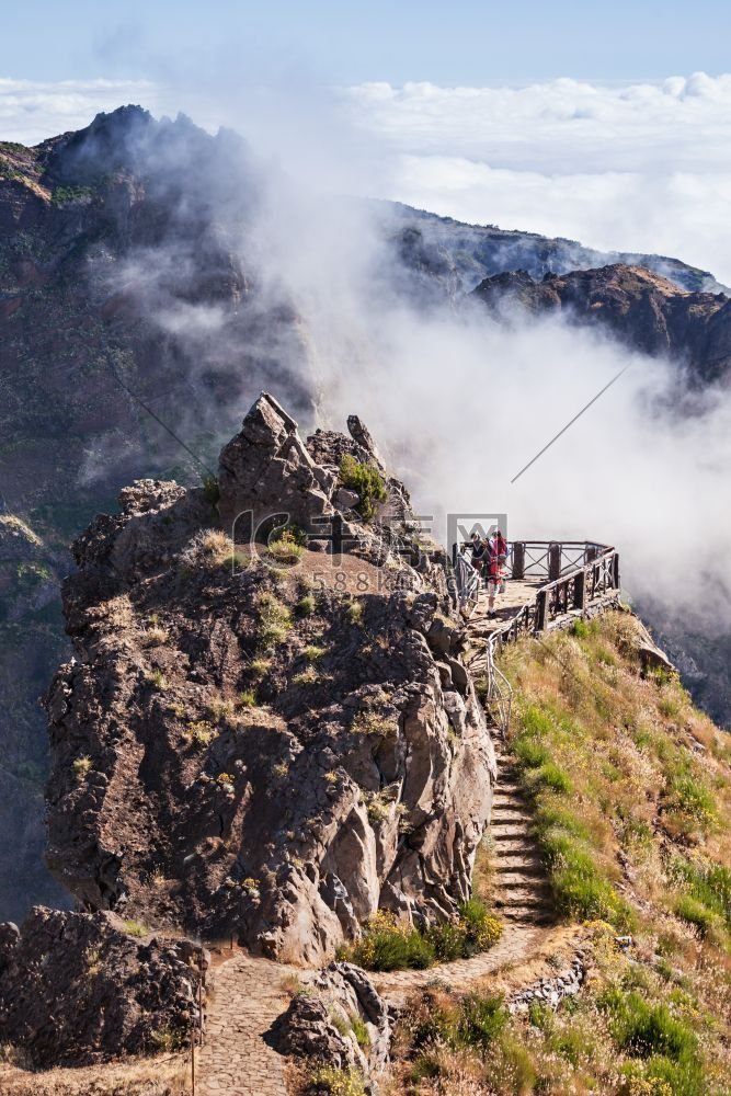 徒步旅行从Pico do Arizona到Pico Ruivo，马德拉岛，葡萄牙高清摄影大图-千库网