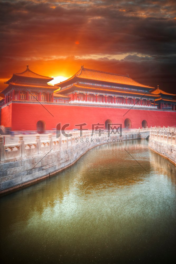 紫禁城是世界上最大的宫殿建筑群。位于北京市中心，靠近天安门广场。故宫高清摄影大图-千库网