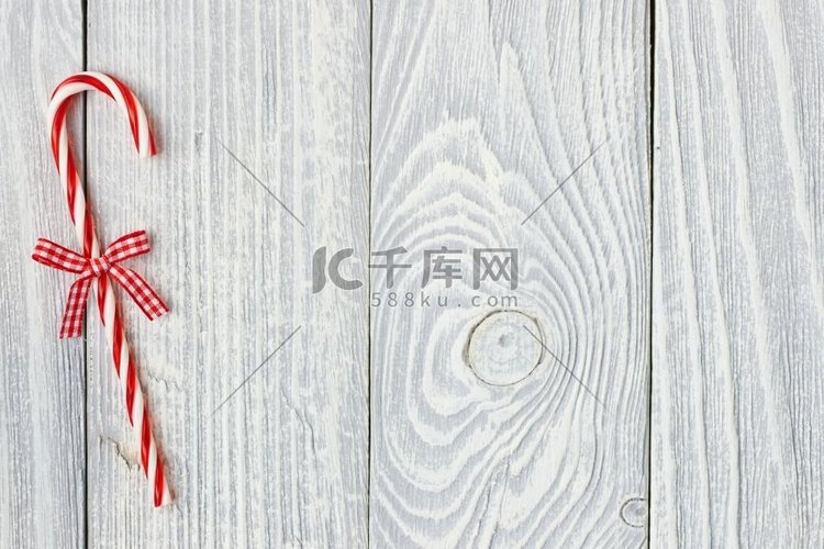 白色木质背景上的圣诞手杖装饰高清摄影大图-千库网
