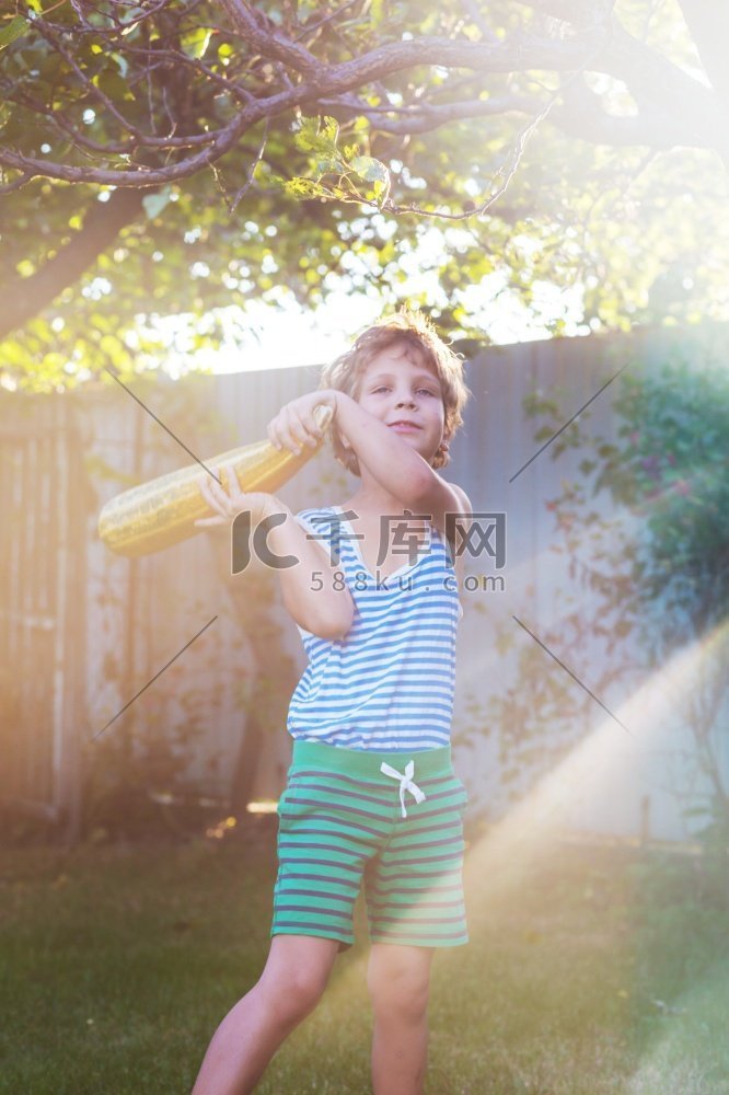 这个小男孩正在花园里收割秋收高清摄影大图-千库网
