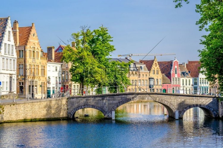 Bruges（Brugge）cityscape with water canal and bridge，Flanders，比利时高清摄影大图-千库网
