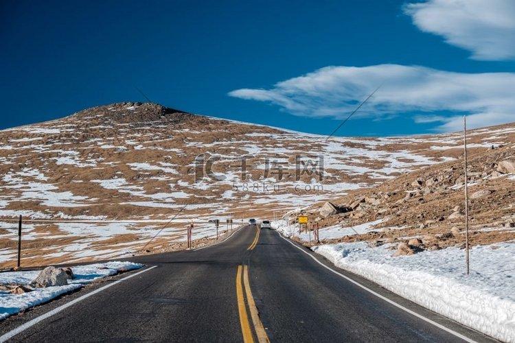 Trail Ridge Road，美国最高（12,183 英尺）的连续公路，位于高山苔原，秋季有岩石和山脉。高清摄影大图-千库网