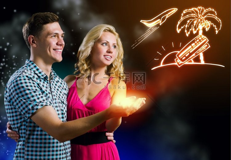 年轻的家庭。幸福的年轻夫妇拥抱在一起，梦想着度假高清摄影大图-千库网