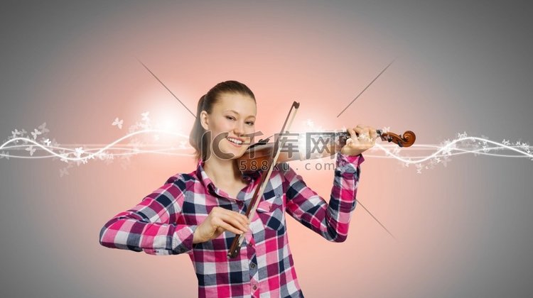 拉小提琴的女孩。穿着休闲小提琴的年轻漂亮女孩高清摄影大图-千库网