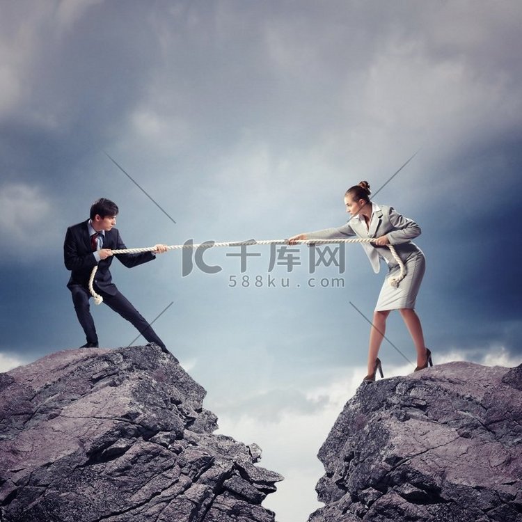 人们拉绳子.. 两个商人之间的对抗。工艺品攀岩高清摄影大图-千库网