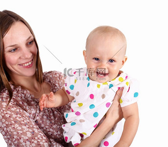 年轻的母亲和小女儿在演播室里高清摄影大图-千库网