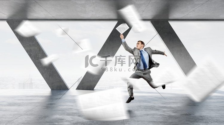 办公室里的跳舞商人。身穿西装的年轻舞蹈家高清摄影大图-千库网