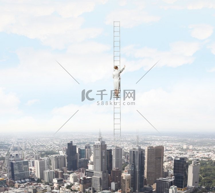成功的阶梯。站在城市上空的梯子上的女商人高清摄影大图-千库网
