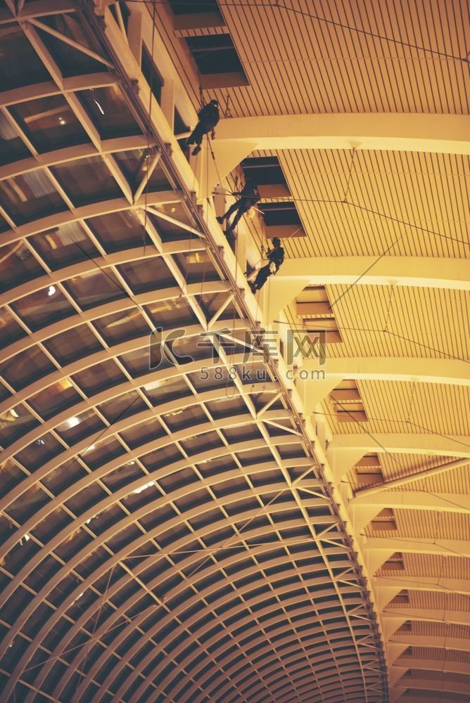 技术人员在高处的工作。高清摄影大图-千库网