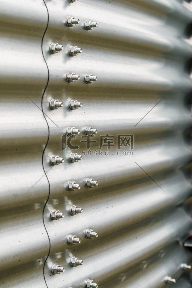 详细的金属图案背景制成的片材。关闭工业纹理概念钣金图案背景高清摄影大图-千库网