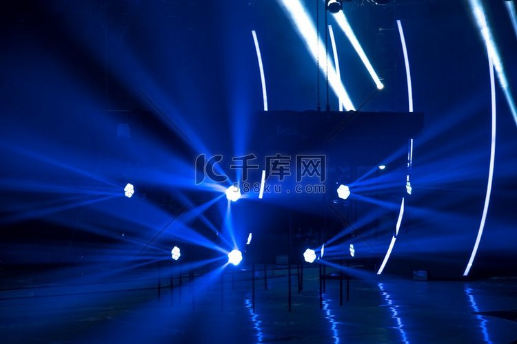 光线照亮了音乐会现场。高清摄影大图-千库网