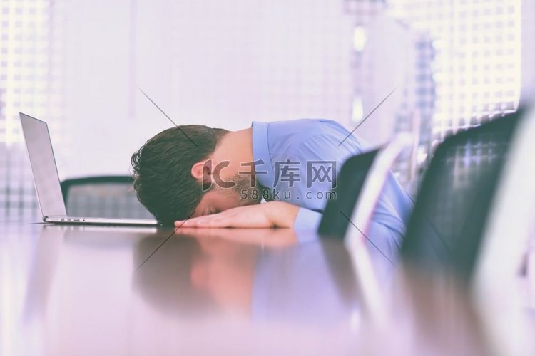 办公室里有问题和压力的年轻生意人高清摄影大图-千库网