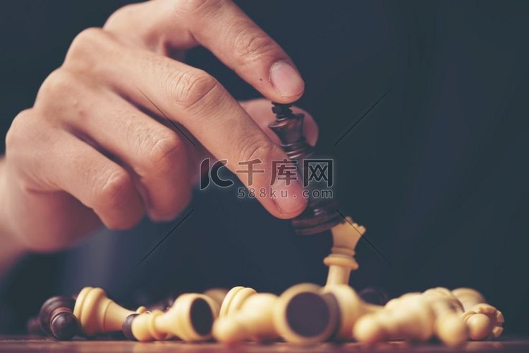 棋盘上的棋子。黑色的木背景后面。高清摄影大图-千库网