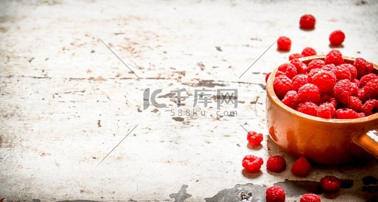 杯子里的野树莓。复盆子浆果高清摄影大图-千库网