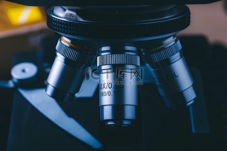 有金属透镜的科学显微镜特写镜头在实验室，实验室设备—光学显微镜.高清摄影大图-千库网