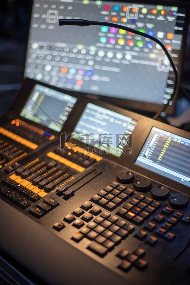 音乐会灯光控制台高清摄影大图-千库网