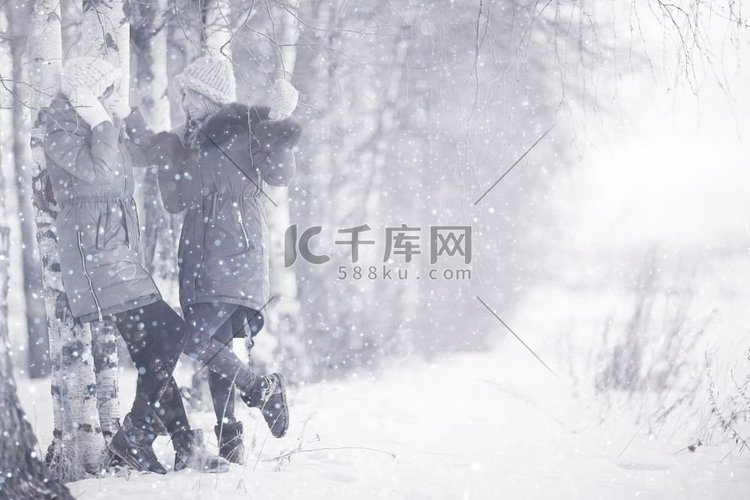 冬女冰雪爬雪山高清摄影大图-千库网