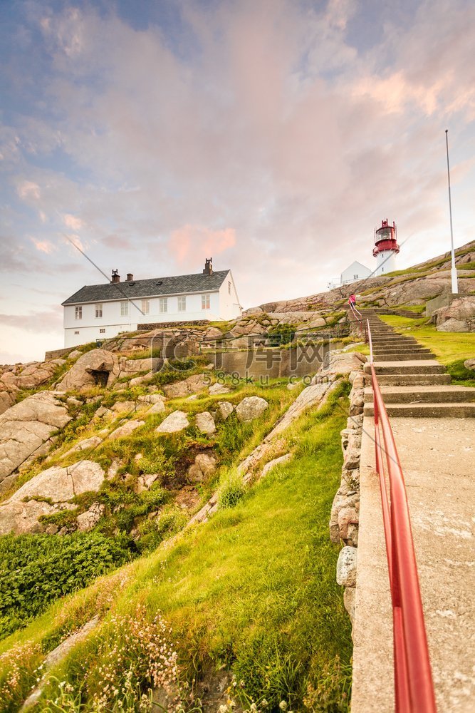 挪威南部 Lindesnes Fyr 灯塔岩石海岸边缘的旅游妇女和历史悠久的红白色灯塔。高清摄影大图-千库网
