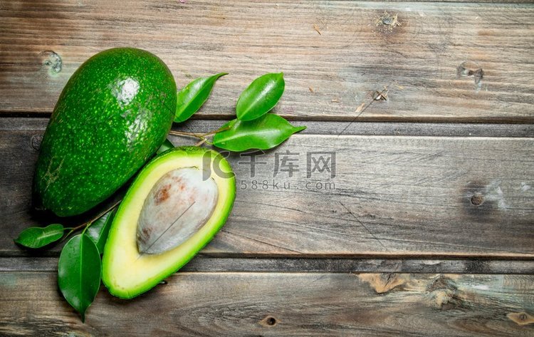 绿色整体和用叶子切鳄梨。梨玩具高清摄影大图-千库网