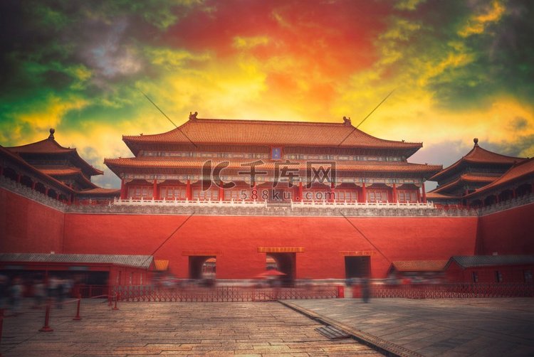 紫禁城是世界上最大的宫殿建筑群。位于北京市中心，靠近天安门主广场。紫禁城高清摄影大图-千库网