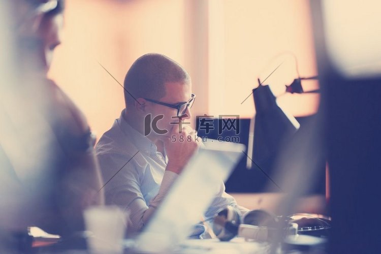 创业企业，在现代办公室使用计算机的软件开发人员高清摄影大图-千库网