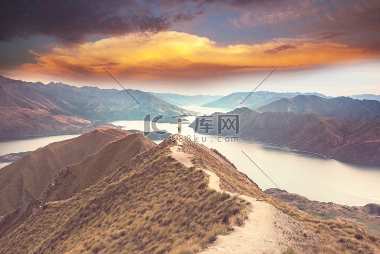 在Roys Peak徒步旅行。新西兰瓦纳卡湖高清摄影大图-千库网