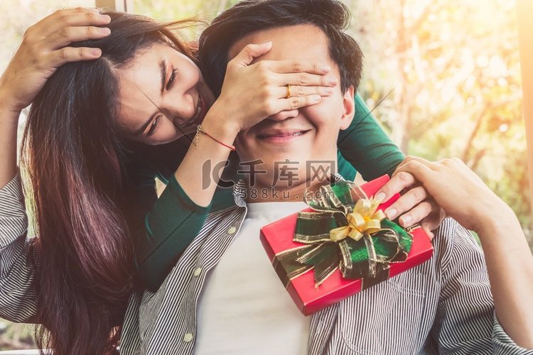 快乐的夫妇赠送礼物庆祝周年纪念日。婚姻生活方式、爱情和关系观念。高清摄影大图-千库网