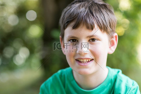 肖像的快乐的年轻男孩坐在户外高清摄影大图-千库网