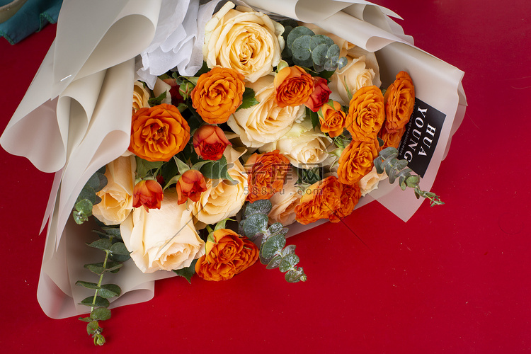 鲜花美丽鲜艳花束礼物送礼情人节爱情鲜花捧花玫瑰红底高清摄影大图-千库网