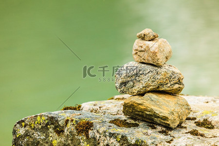 旅游假期和旅行。石头堆在湖边，挪威斯堪的纳维亚。石头堆在湖边，挪威高清摄影大图-千库网