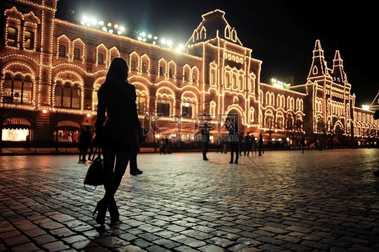 女孩夜游莫斯科高清摄影大图-千库网