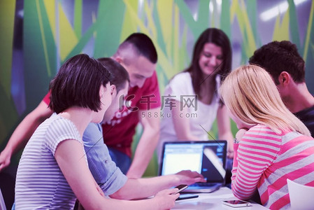 学生在学校课堂上分组学习和共同作业项目高清摄影大图-千库网