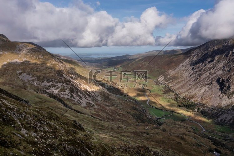 从Llyn Idwal戏剧性的天空和复制空间俯瞰Nant Fracon山谷的秋季飞行无人机令人惊叹的史诗般的风景图像高清摄影大图-千库网