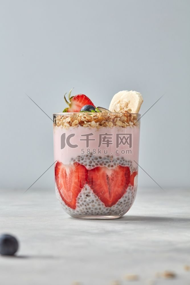 燕麦、奶昔、酸奶、草莓高清摄影大图-千库网