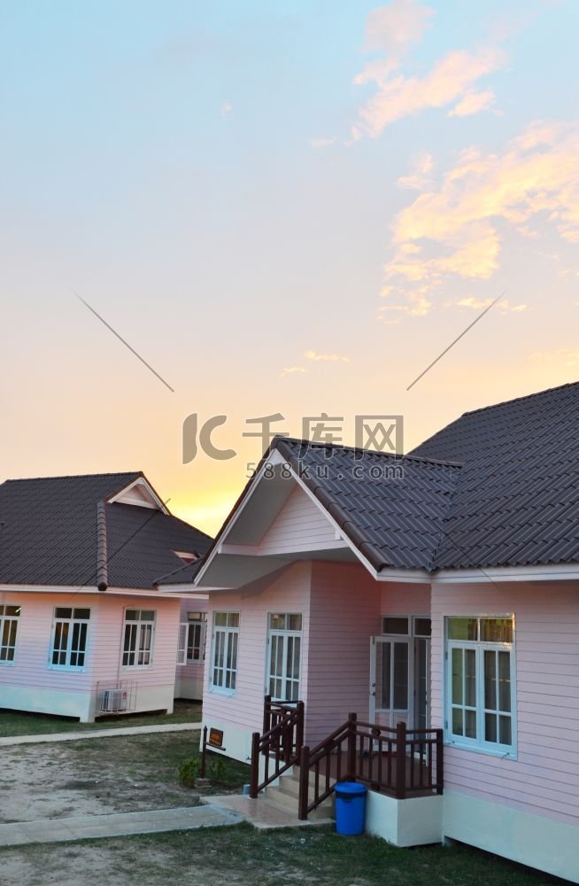 从阳光下看到的豪华大厦景观高清摄影大图-千库网