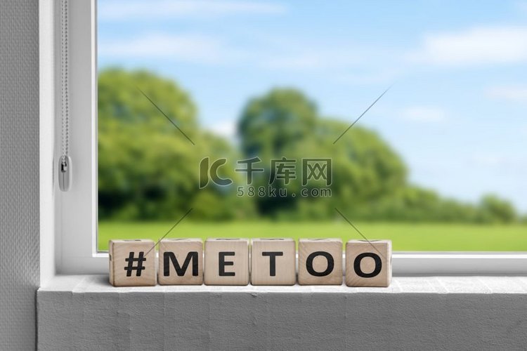 Metoo标签标志在一个窗口与视图绿色领域在夏天高清摄影大图-千库网