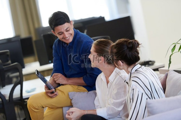 红头发的妇女拿着电影billper孤立的粉红色背景电影概念在工作室高清摄影大图-千库网