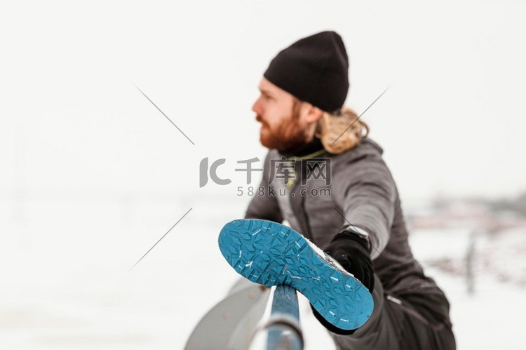 中杆男子伸展腿高清摄影大图-千库网