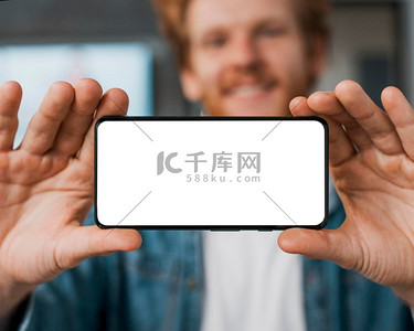 模糊男子持复印空间手机高清摄影大图-千库网