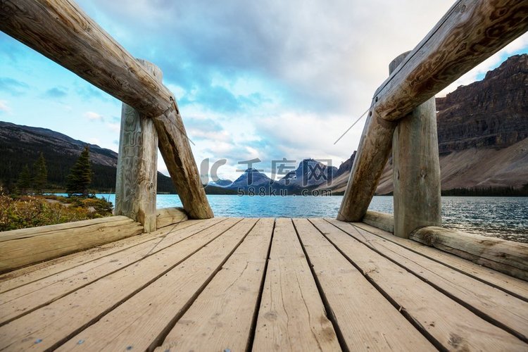 班夫国家公园冰原公园的弓湖，加拿大高清摄影大图-千库网