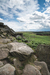 S 的 Burbage Edge 和岩石的美丽充满活力的景观图像。英格兰峰区夏季 Burbage Edge 和岩石的美丽景观图像高清摄影大图-千库网