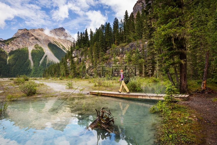 在加拿大山区徒步旅行的人。风景图画高清摄影大图-千库网