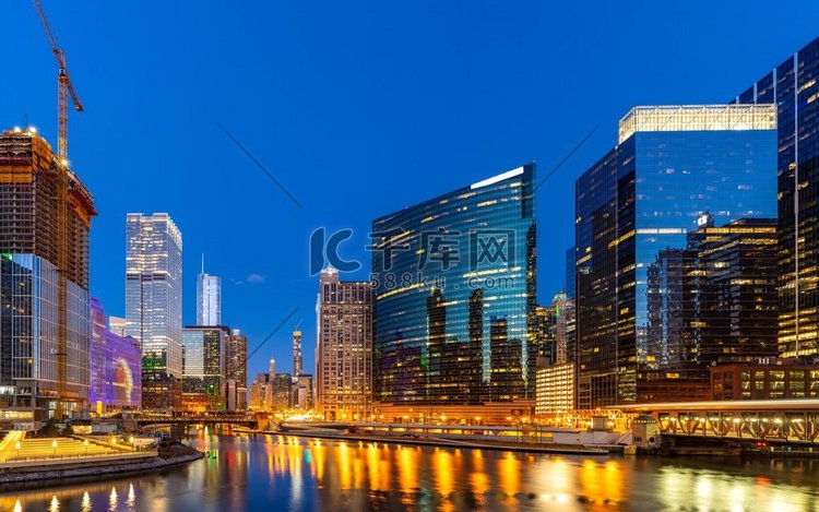 全景拍摄了美国伊利诺伊州芝加哥的芝加哥市中心和芝加哥河日落之夜。高清摄影大图-千库网