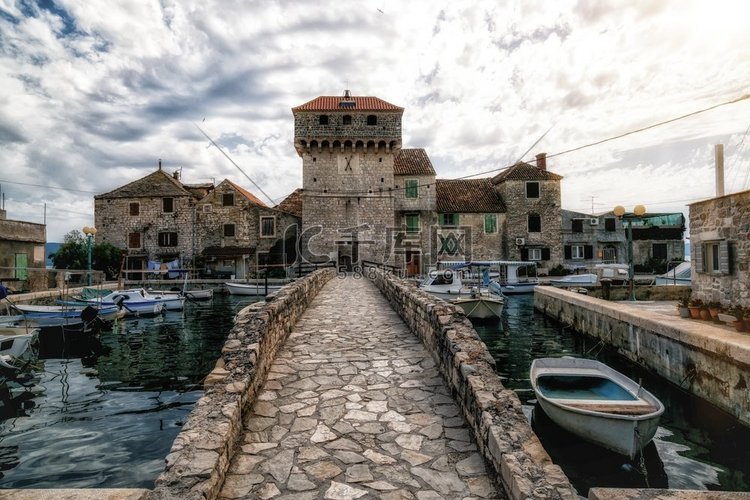 Kastel Gomilica是克罗地亚电视剧的拍摄地。Kastel Gomilica是克罗地亚Kastela镇的七个定居点之一。高清摄影大图-千库网