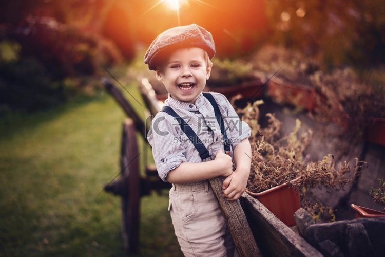 可爱的小绅士在农场放松闲暇时间高清摄影大图-千库网