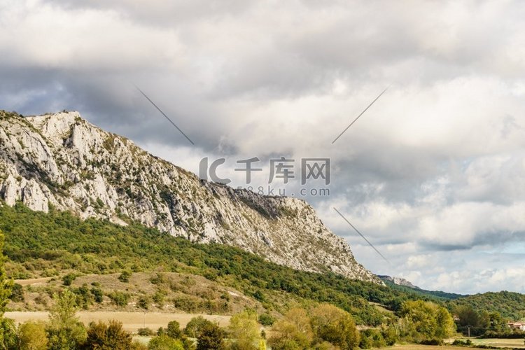 落基山脉景观，阿古拉恩，巴斯克，西班牙。西班牙的山区景观高清摄影大图-千库网
