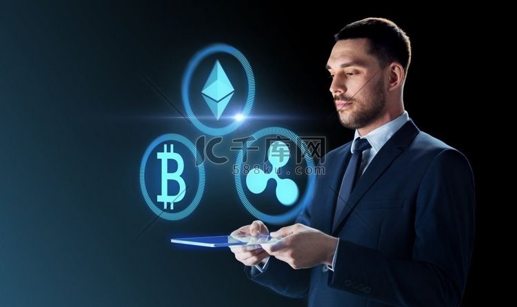 cryptocurrency、金融技术和商业概念-商人与透明 tablet pc 计算机和虚拟比特币、以太坊和波纹全息图在黑暗的背景。高清摄影 ...