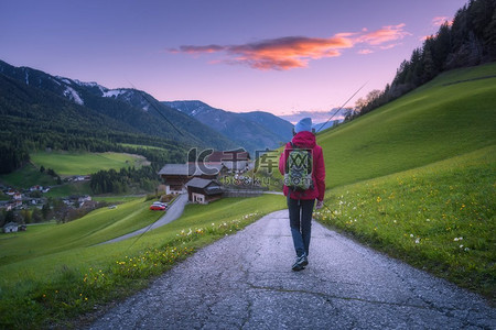 背包、山、石、路高清摄影大图-千库网