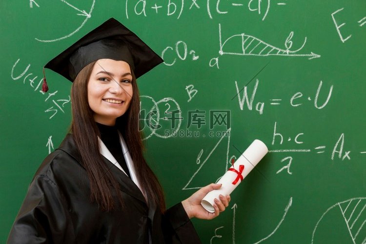 微笑的女人穿着长袍帽子高清摄影大图-千库网